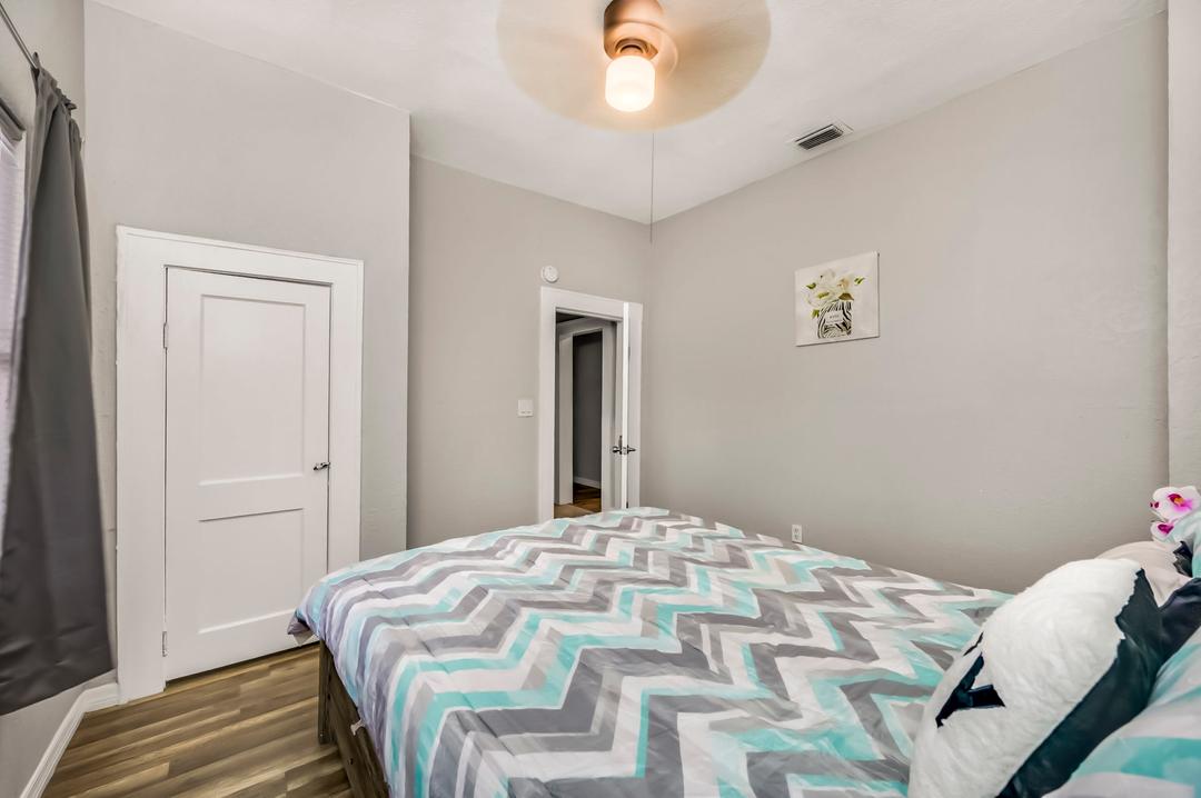 Cozy & Modern Seminole House with a Spacious Enclosed Backyard | PadSplit