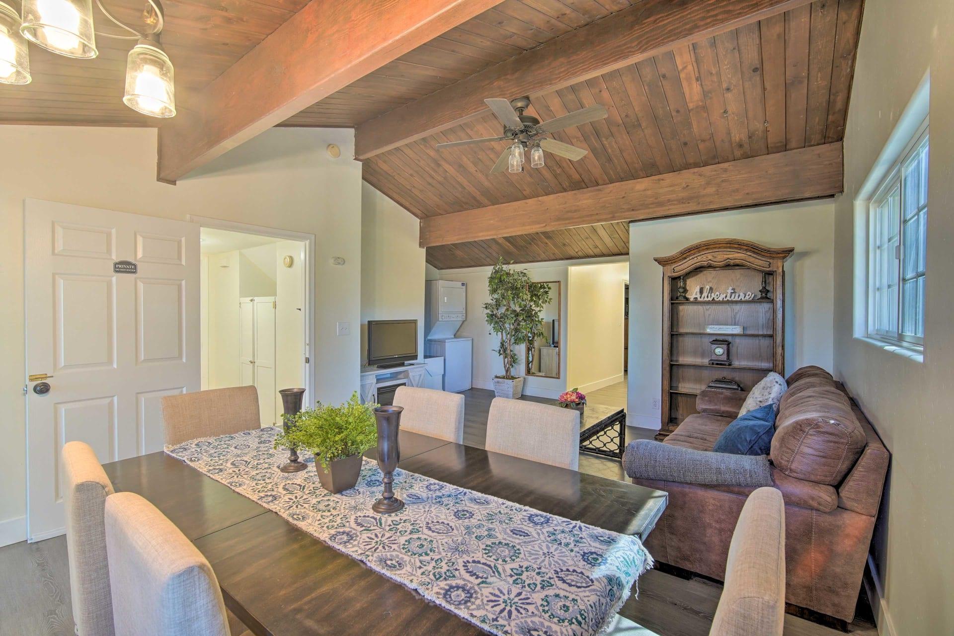 Modern & cozy Lake Arrowhead House with Living room, dining room ...