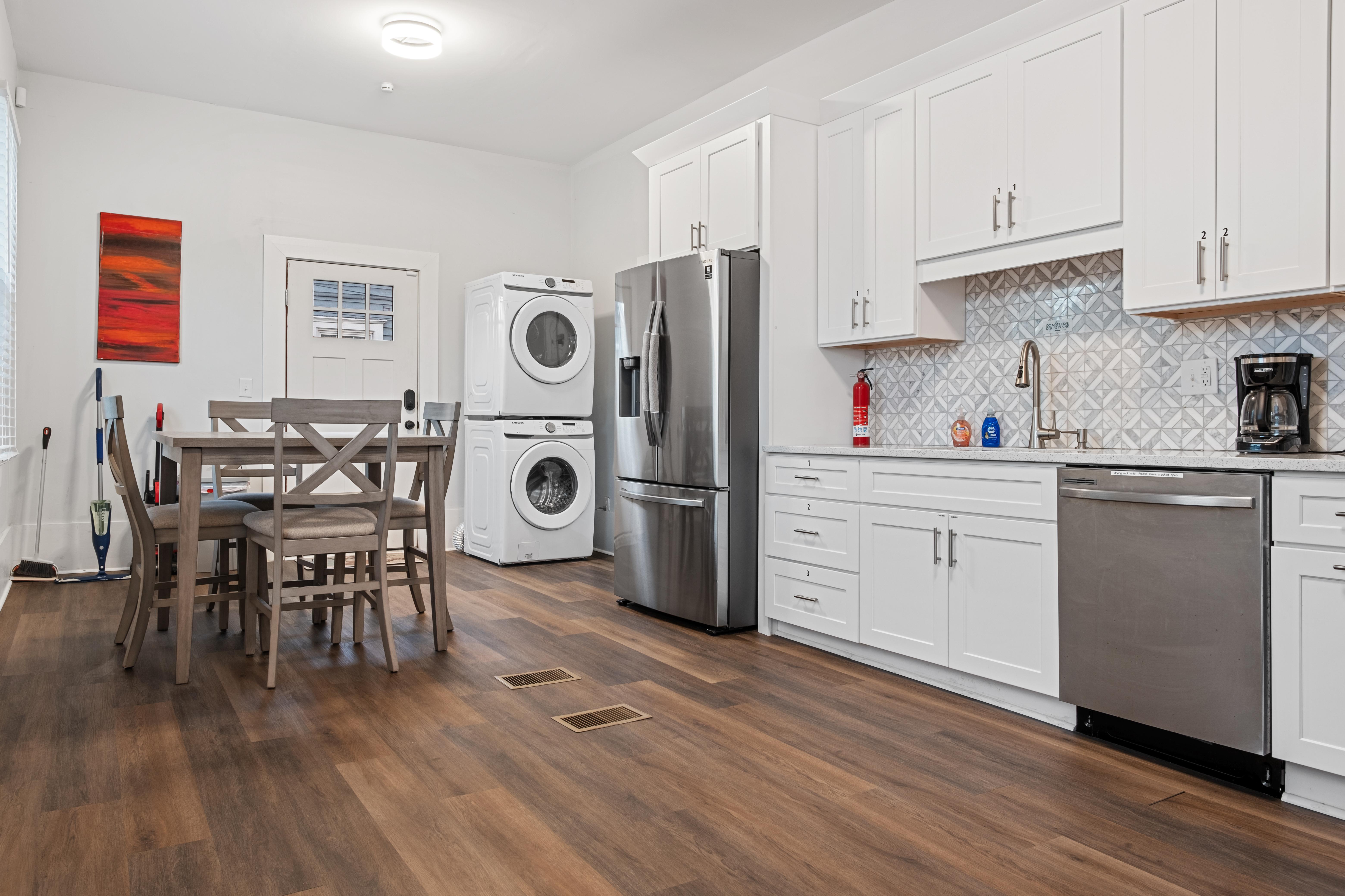 Historic Springfield Mansion 🏡 Rooms 200+ sq ft Each ️ Mini Fridges ...