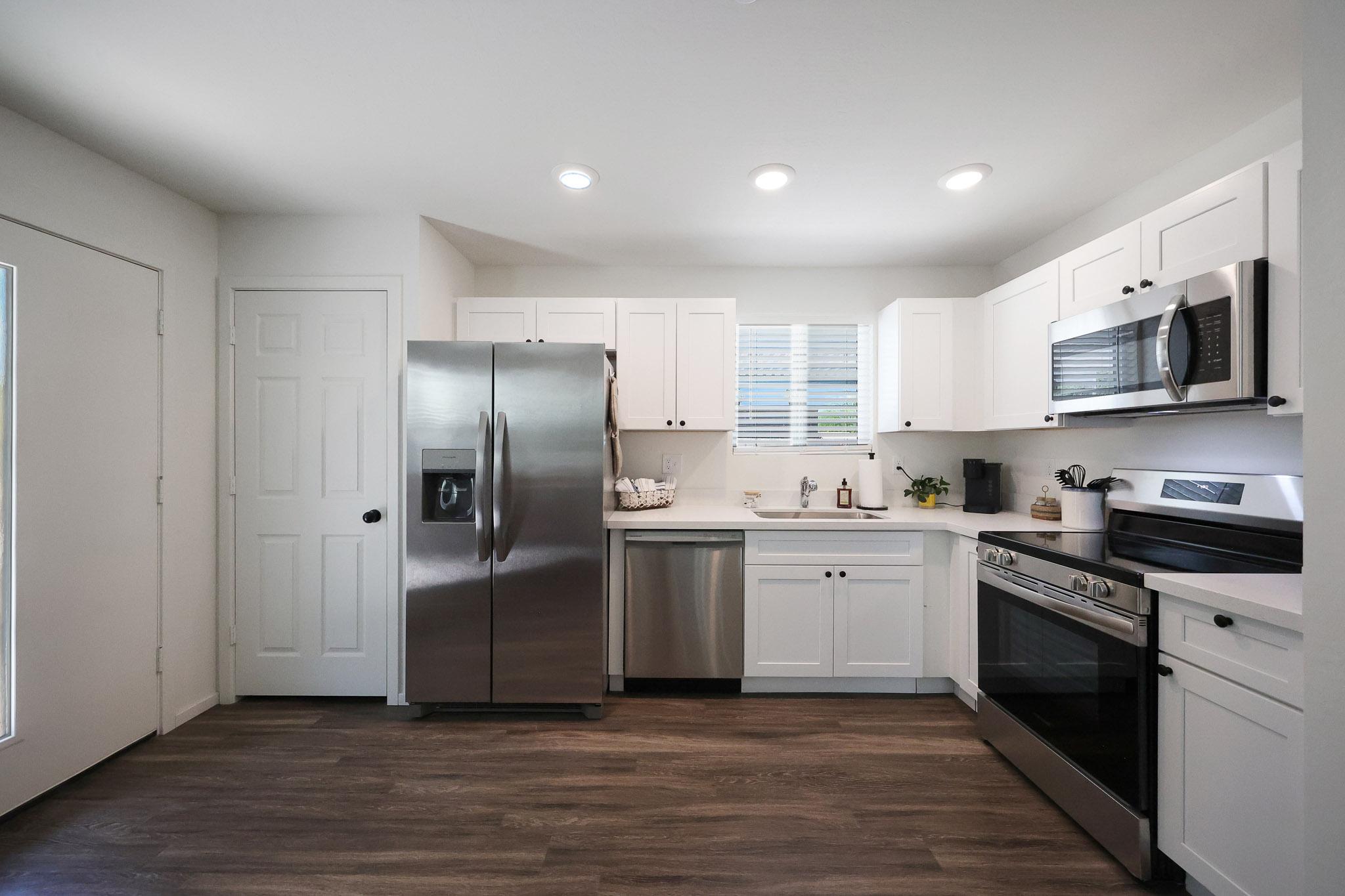 *SUPERHOST!* NEWLY BUILT, Beautiful Apt w/Fully Furnished Kitchen ...
