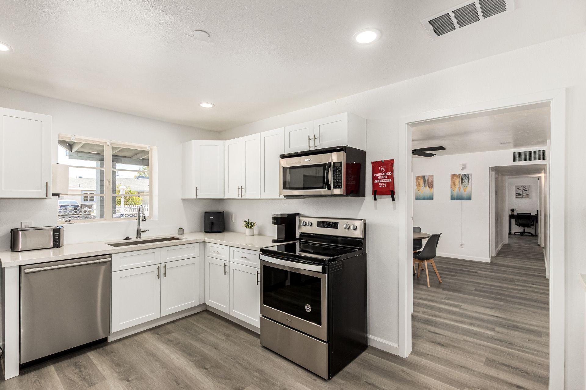 *JUST LAUNCHED!* Perfect Phoenix Location, Fully Furnished Kitchen, New ...