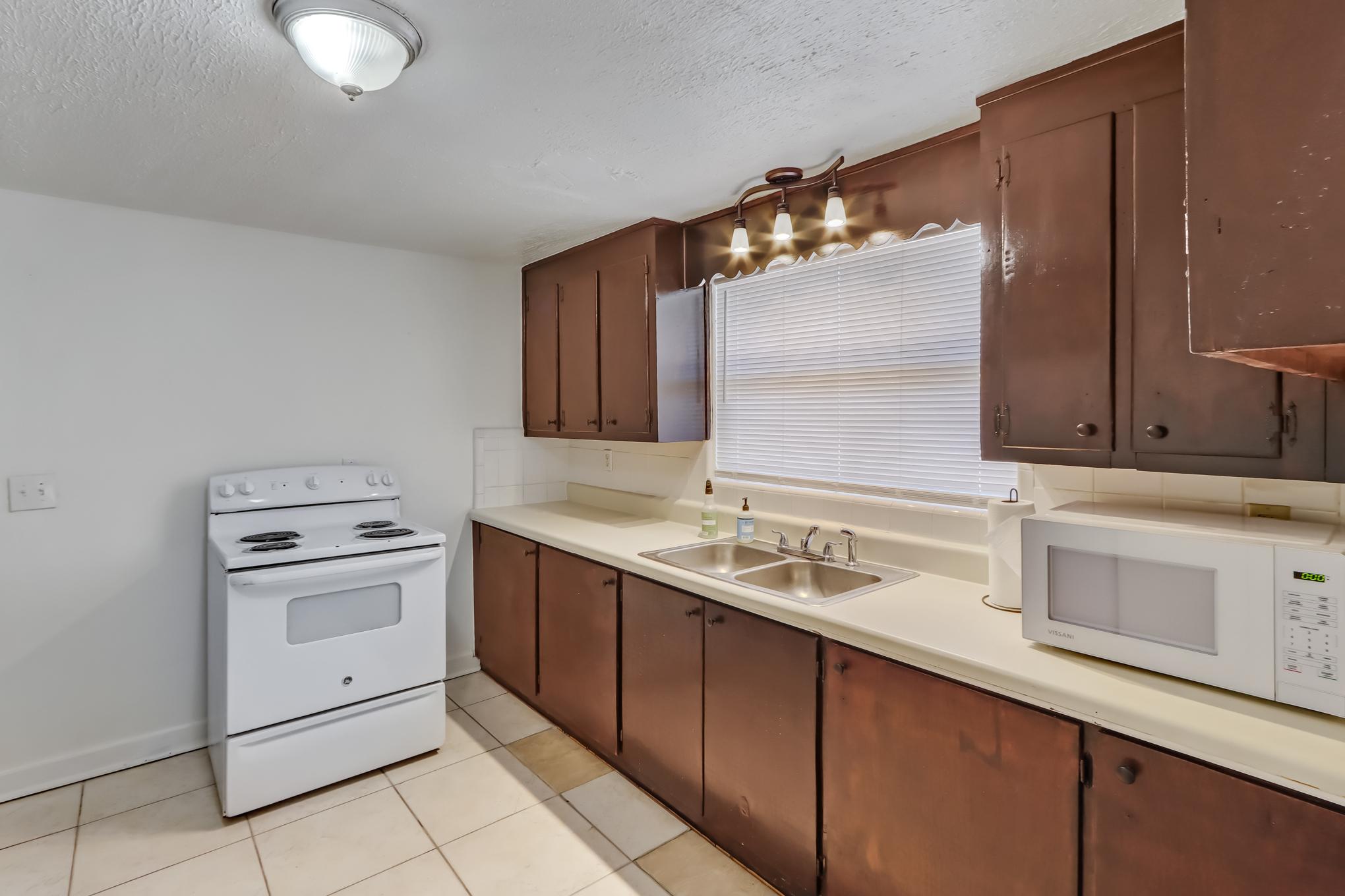 Mid-Westside Home, Spacious Bedrooms, Tons of Windows, Don't Miss Out ...