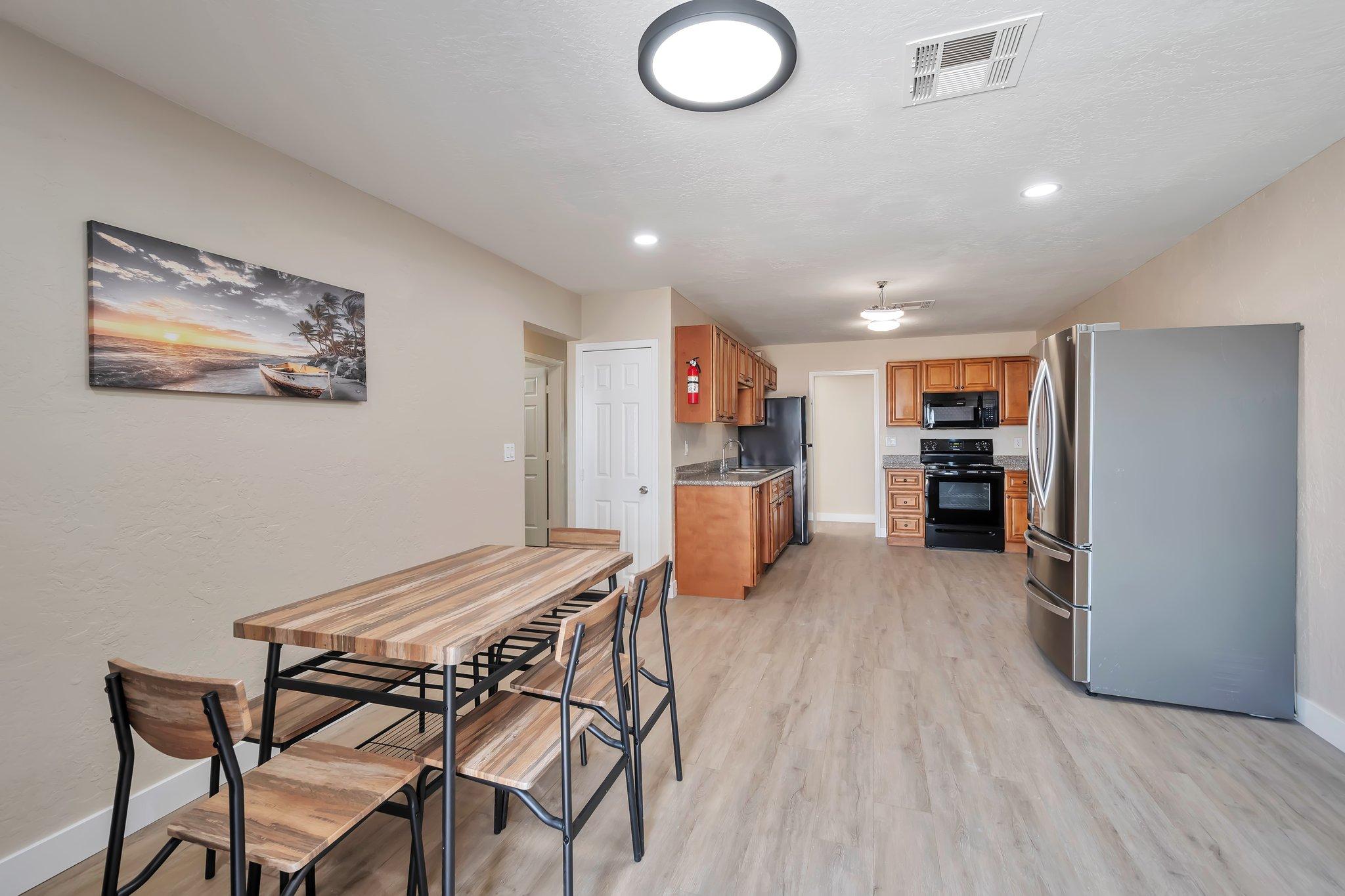 Newly-Remodeled Comfortable Phoenix House with 2x a Month HOUSEKEEPING ...