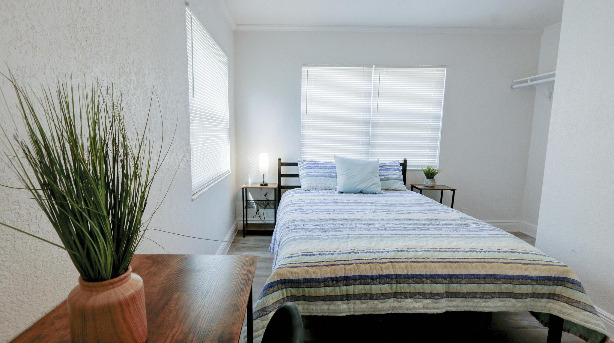 🌿 Newly-renovated & spacious Tampa House with Backyard! These book FAST ...